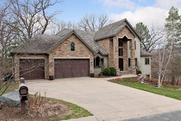 Executive Home- Hot Tub, Sauna, Pool Table & More - Eden Prairie, MN