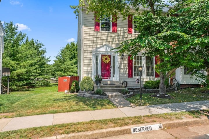 Cheerful 3-bedroom Townhouse With Indoor Fireplace - Leesburg, VA