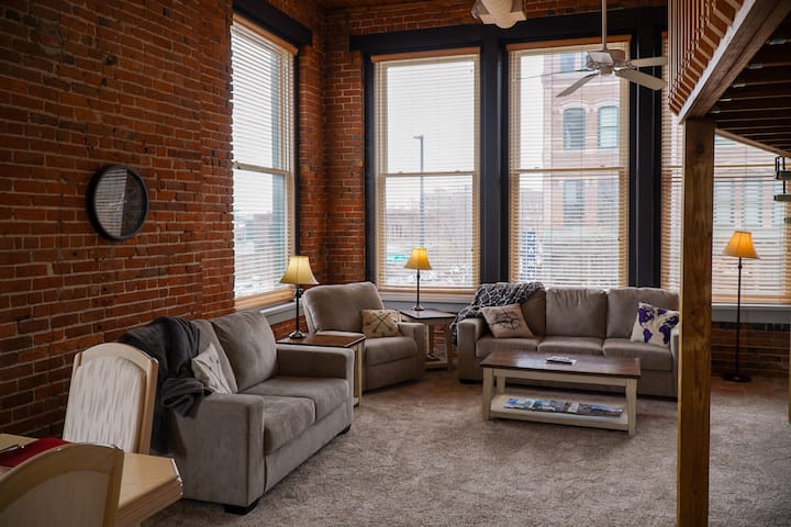 Large Condo For Families - Walking Distance - Council Bluffs, IA