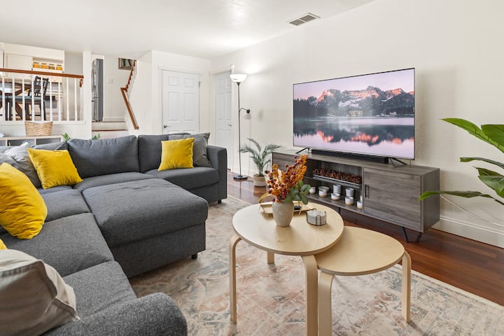 Cozy Retreat W/ Fireplace, Big Yard & Kitchen - Colorado Springs