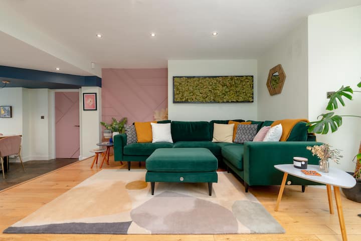 Beautiful 2 Bedroom & 2.5 Bathroom Apartment - Edinburgh