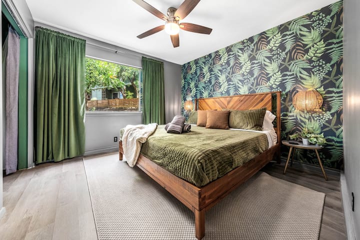 Stylish Travis Hts Condo | Pool, Patio, King Beds - Austin, TX
