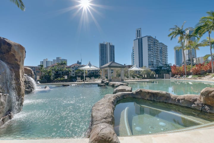Stylish 1br In Heart Of Gc With Hinterland Views - Gold Coast