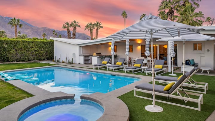 New! Fully Remodeled Mcm W/mtn Views & Large Yard - Palm Springs, CA