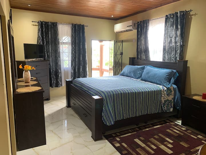 Zolas Comfy Studio - Kingston