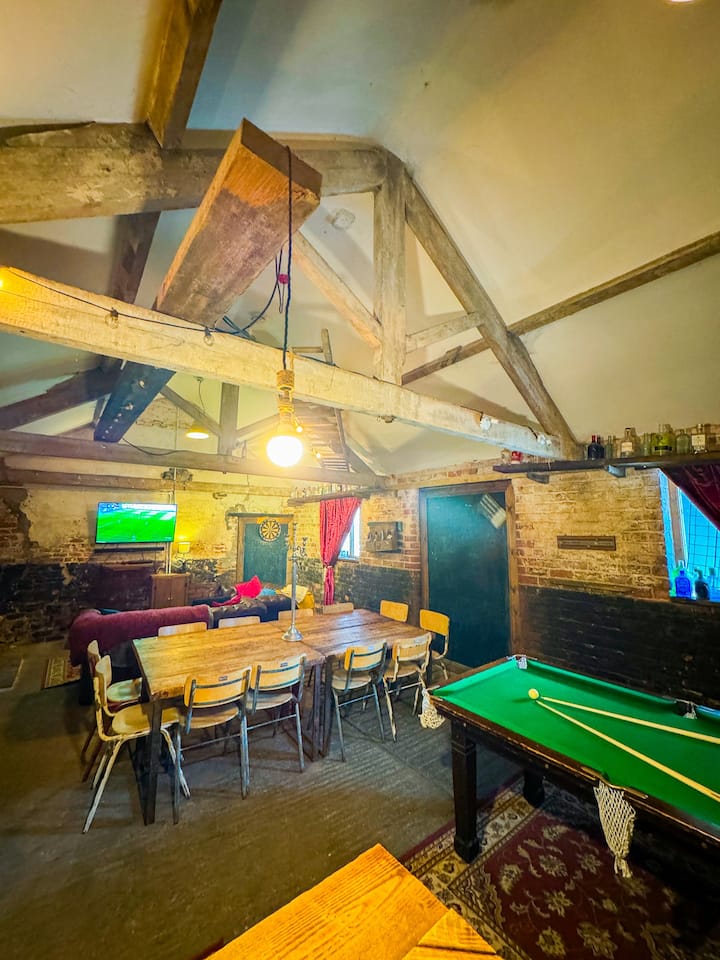 The Ginnery - Jekyll & Hideout - Sleeps 14 - Yorkshire