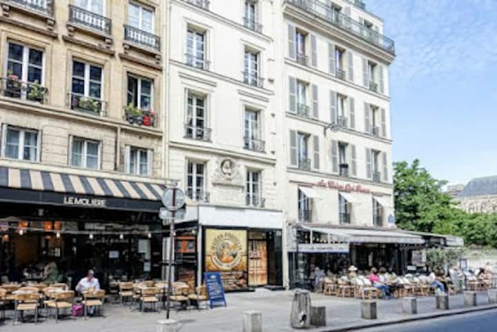 Paris : Petite Chambre Sous Les Toits - Paris