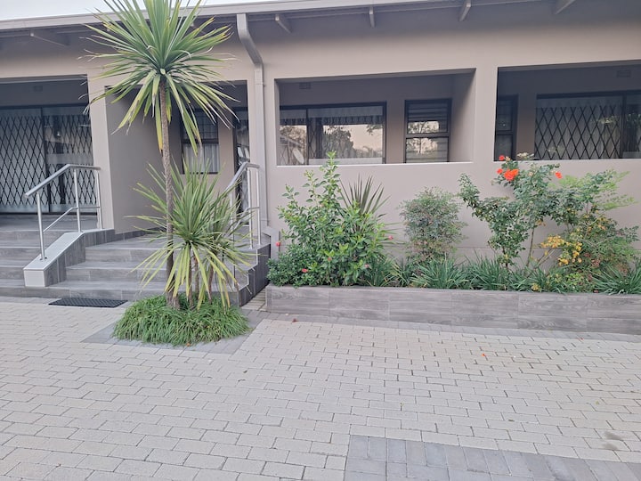 Bustani 2 - Spacious Secure And Private Apartment - Edenvale