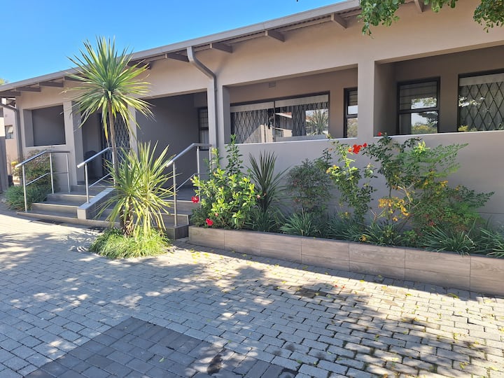 Bustani 1-spacious Secure And Private Apartment - Edenvale