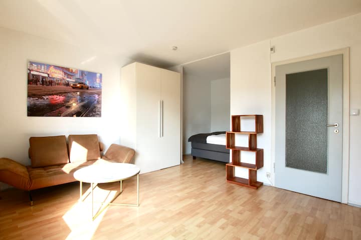 Bright Studio With Balcony Near Zülpicher Platz - Cologne