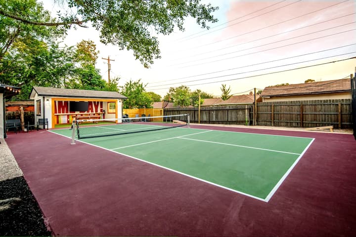 Game Day Home W/ Pickleball Court- Sleeps 12 - Bryan, TX