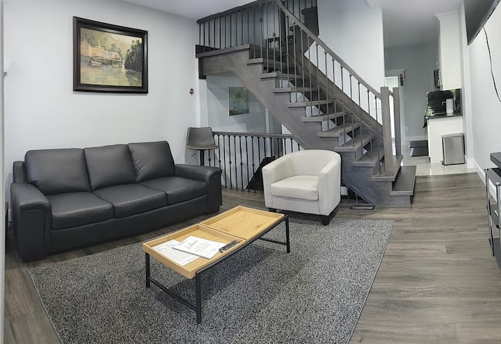 Modern Upscale Sandwich Town Oasis - Windsor