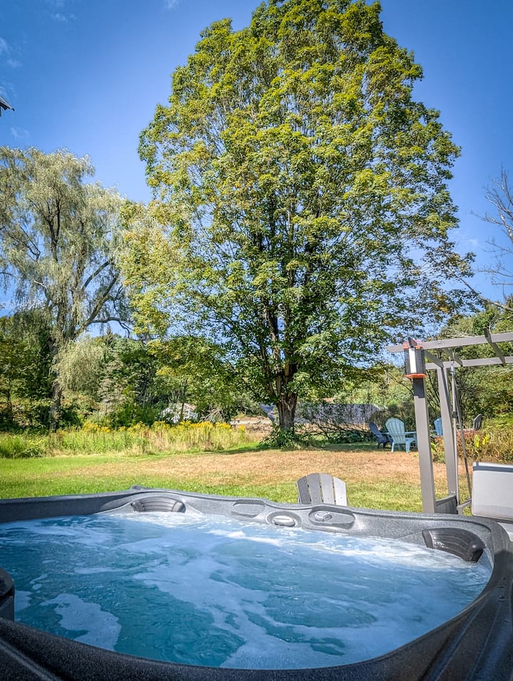 Relaxing Hot Tub Getaway - Greenfield State Park, Greenfield