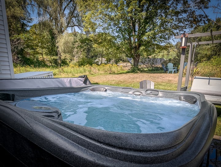 Relaxing Hot Tub Getaway - Greenfield, NH