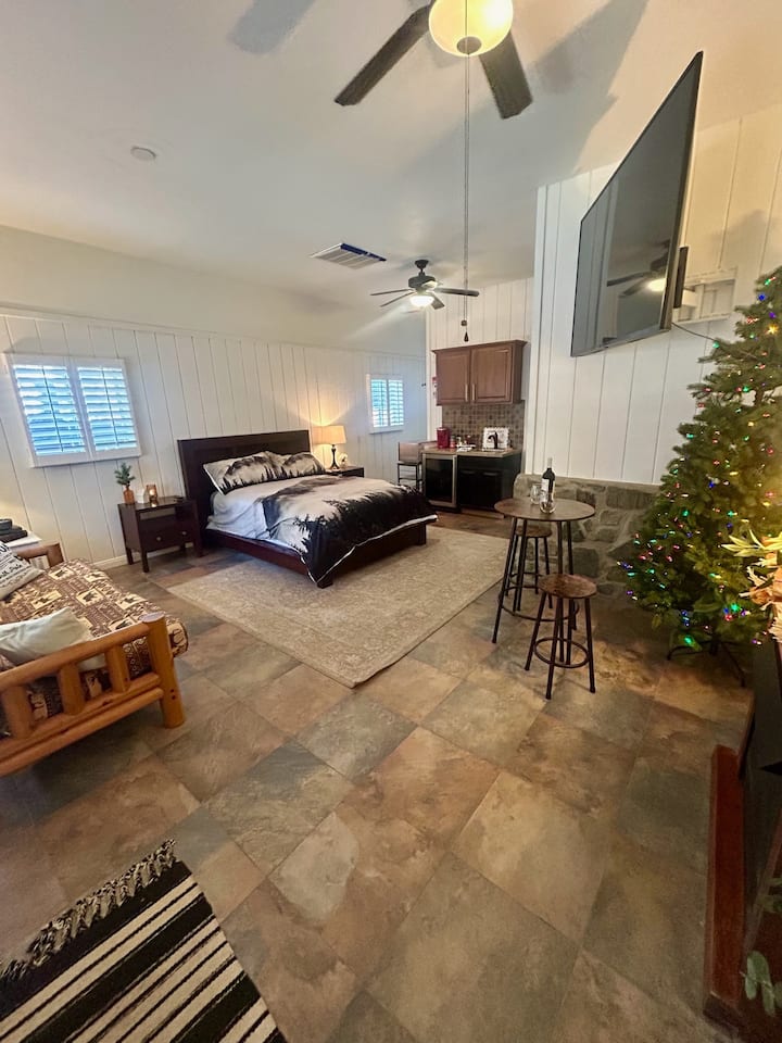 Hideway For Two In The Woods. - Wrightwood, CA