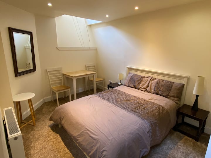 Spacious Double Room Close To The City Centre - Edinburgh