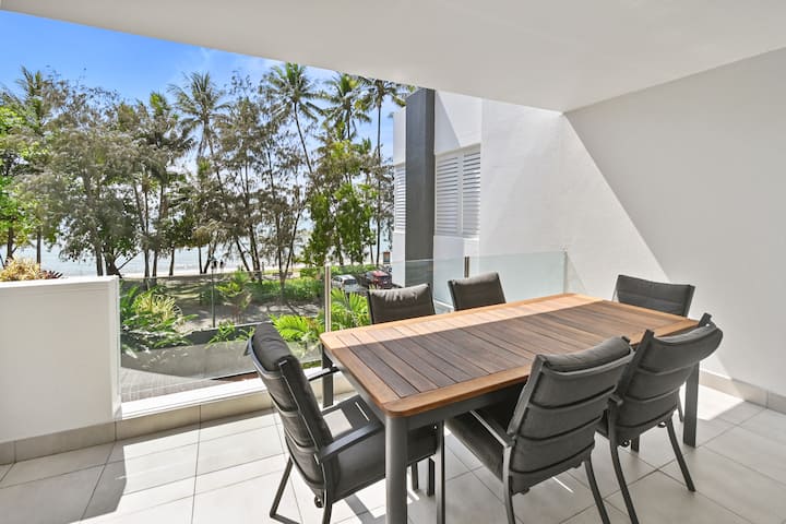 Spacious, Beachfront Living Amongst The Palm Trees - Palm Cove