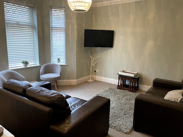 3 Bedrooms  4 Beds, 2.5 Bathrooms, Parking 2 Cars - 풀