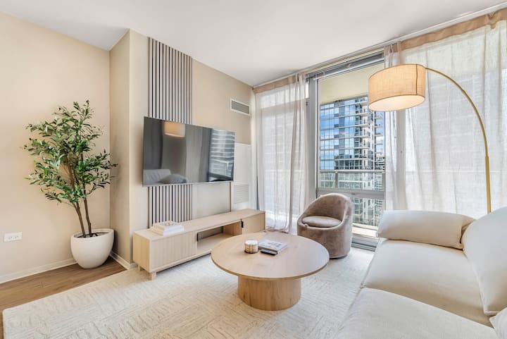The Céline® Highrise - Stunning City Views, Gym - Chicago, IL