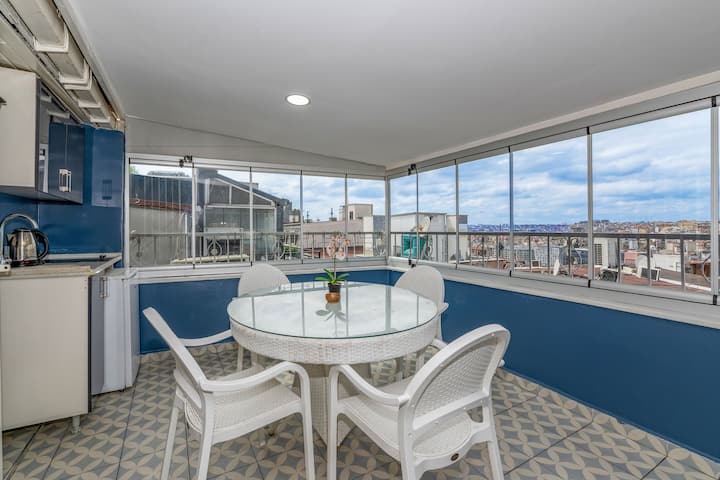 Cozy Terrace Family Room With City View (3)