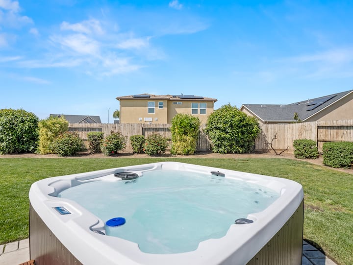 Spacious & Modern Home I Fire Pit I Bbq | Hot Tub - アメリカ フレズノ, CA