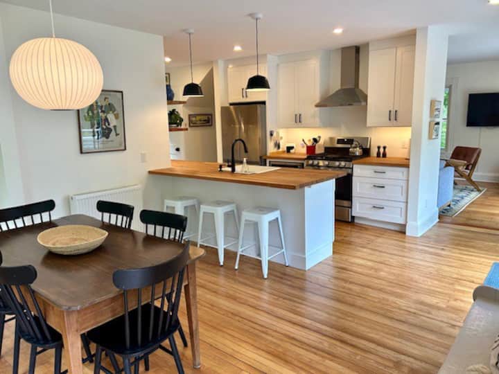 Crooked Road Cottage, Cozy Coastal Retreat - Bar Harbor, ME