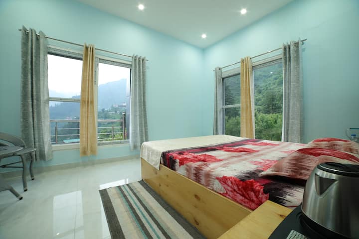 An Exquisite Private Bedroom With Mountain View - Tosh