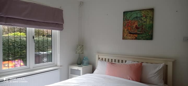 King Size Bed In Sunny Room Horsell Village Woking - Woking