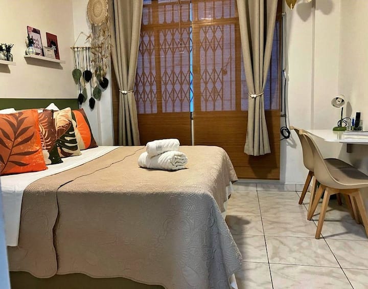 Copacabana | Pé Na Areia Vizinho Ao Hotel Emiliano - Rio de Janeiro