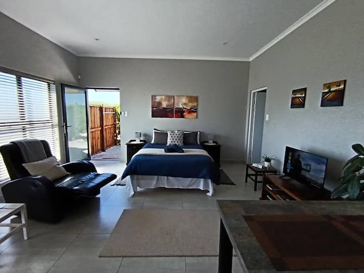 Silver Oak Guest Cottage Enjoy Best Of Both Worlds - Langebaan