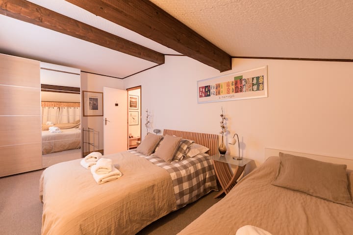 Family Bedroom In Chalet (Sleeps One To Three) - Chamonix-Mont-Blanc