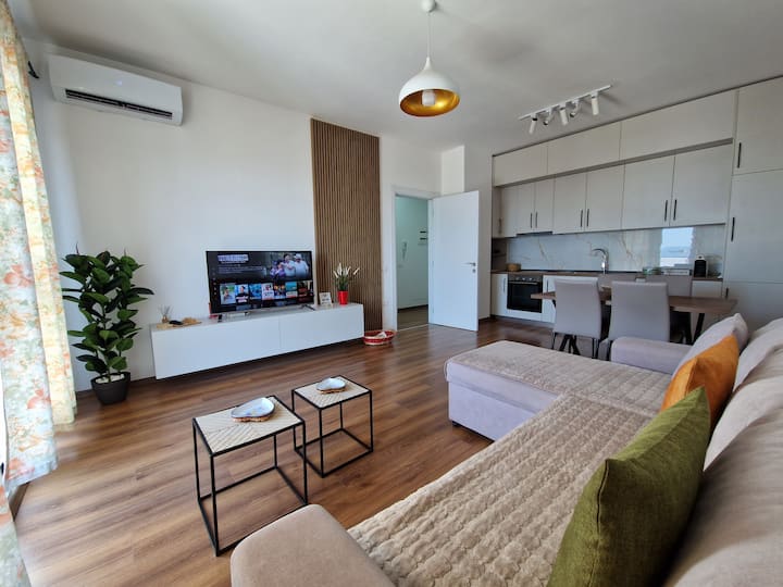 Red & White Palace Apartment - Tirana