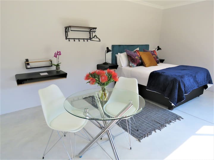 Sandton City Shopping! Flat Nr4 In Hurlingham - Randburg
