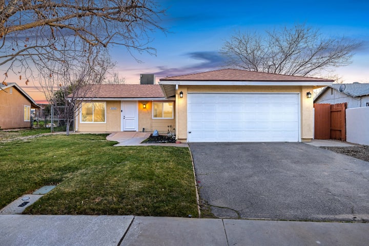 Cheerful Updated Home In West Lancaster - Lancaster, CA