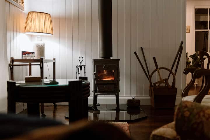 Romantic Rose Farm Hideaway | Fire & Outdoor Bath - Mapleton