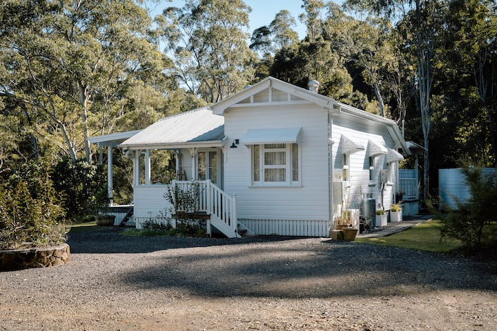 Romantic Rose Farm Hideaway | Fire & Outdoor Bath - Mapleton