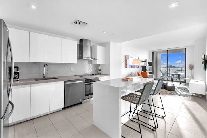 Stylish Edgewater 2-bed Vibe, Great Views 1.5 Bath - Miami, FL