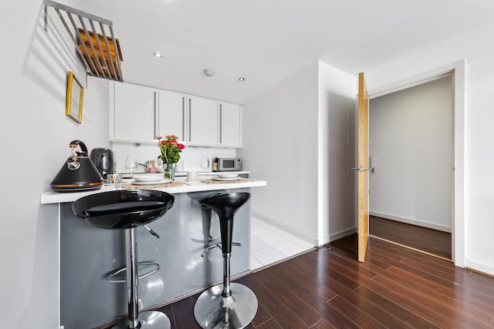 Newly Furnished 1 Bedroom Flat Right By 2 Stations - Greenwich