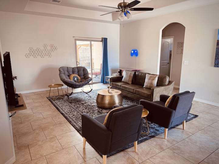 Saffron's Gold House (Private Spa & Garage!) - Kingman, AZ