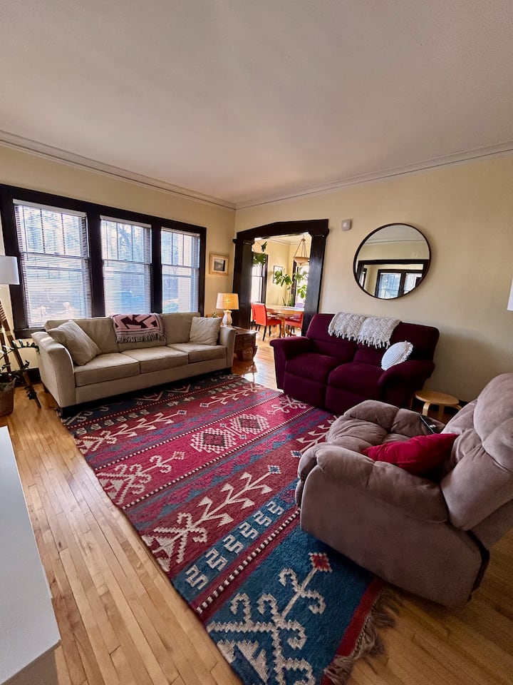 Sunny & Airy Uptown Apartment With Timeless Charm - Minneapolis, MN