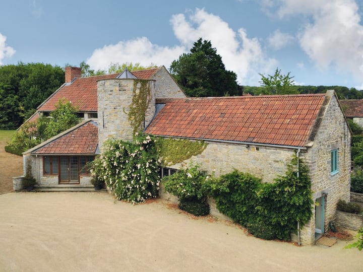 Hill House: Spectacular Rural Home With Hot Tub - Dorset