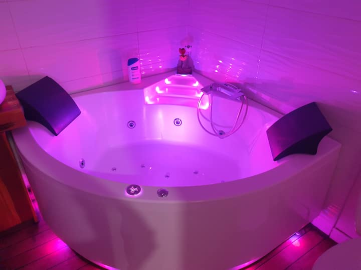 Annecy Cocooning
Log Entier Jacuzzi - 50m Du Lac - Annecy