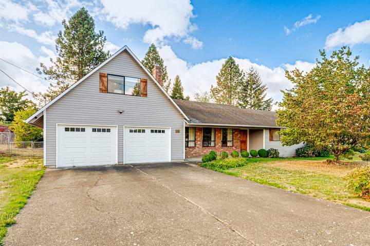 Cheerful Home W/spacious Backyard - Battle Ground Lake State Park, Battle Ground