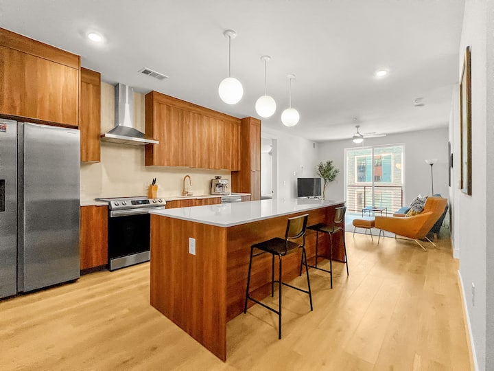 Mueller District 2br Condo | Rooftop Pool + Garage - Austin, TX