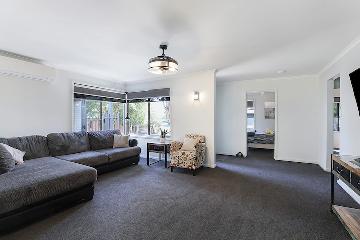 Higgins-newly Renovated House In Central Position - Colac