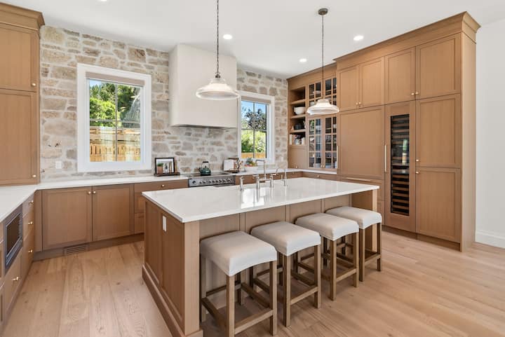 Luxury Beachside 3 Bedroom, 3 Ensuite Retreat - Kelowna