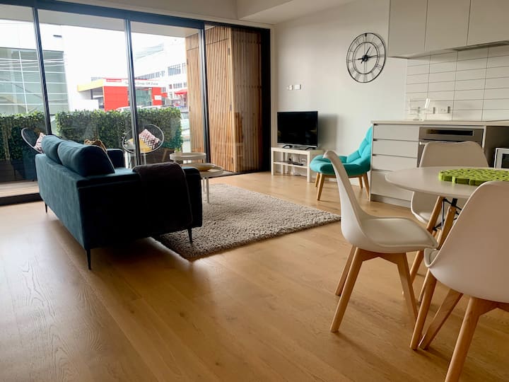 Stylist Large Apartment With Balcony - Auckland