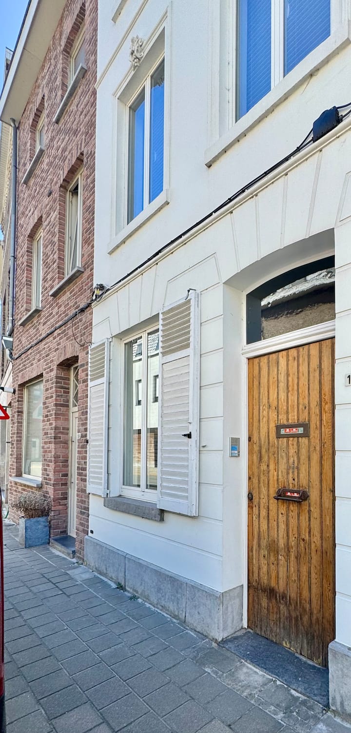 Bovenverdieping In Rijwoning Voor Twee Personen - Kortrijk