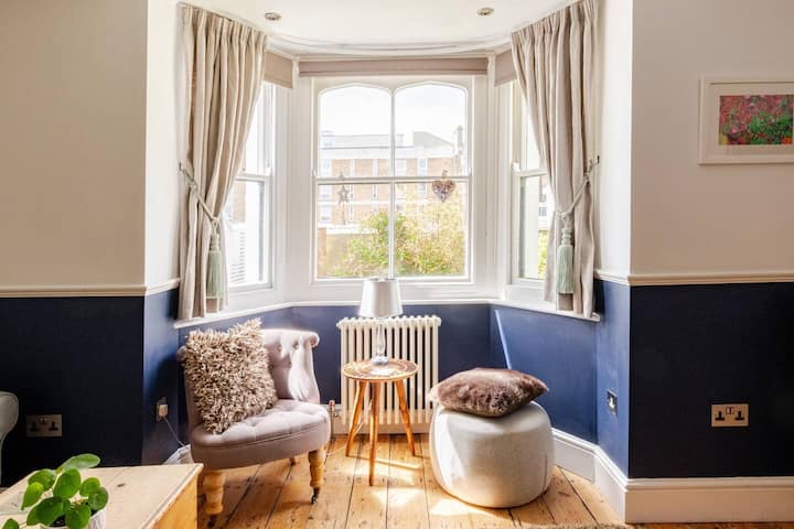 Stylish 2 Bed Seaside Apartment - Hastings, UK