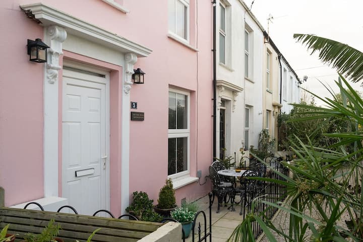 The Pink House - Falmouth